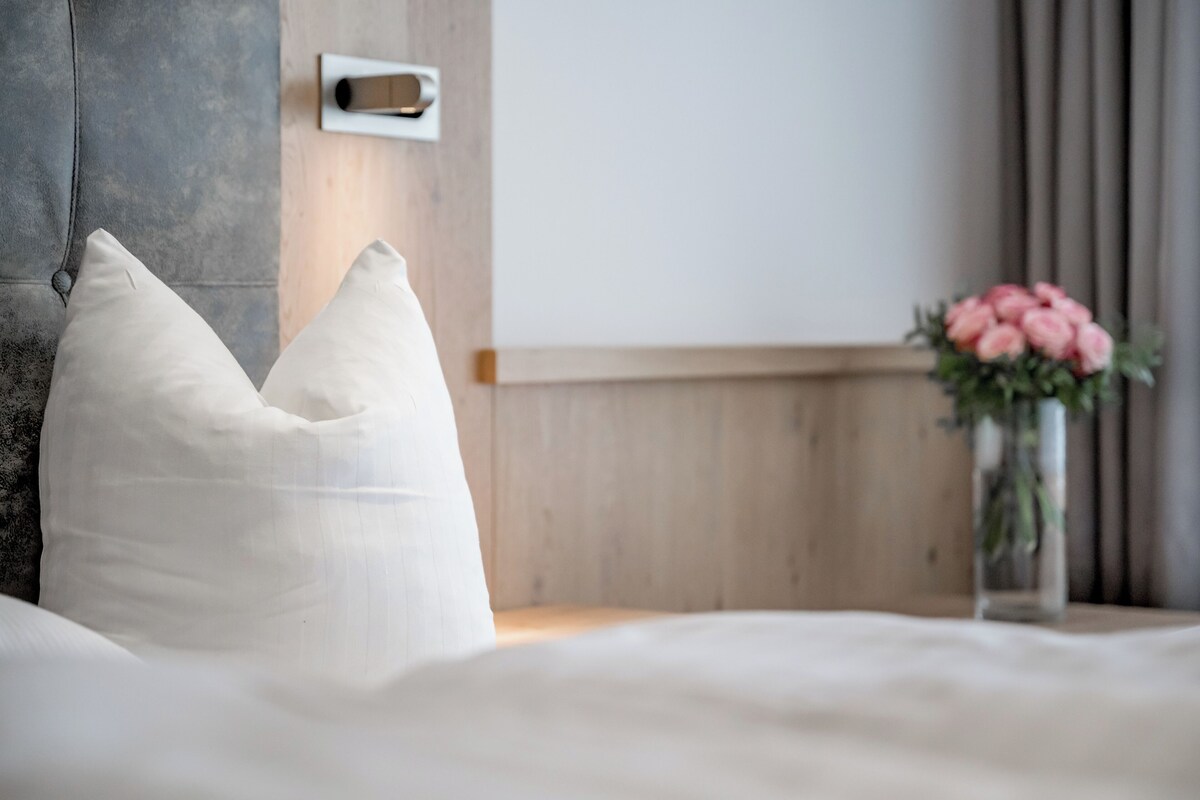 Suite Comfort, vista para a montanha | Cofre no quarto, cortinas/cortinados opacos, Wi-fi grátis 