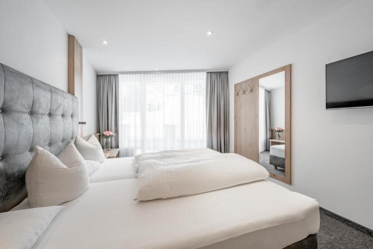 Suite de Luxo, varanda, vista para a montanha | Cofre no quarto, cortinas/cortinados opacos, Wi-fi grátis 