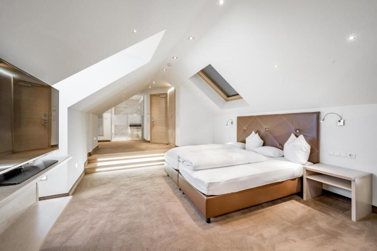 Suite Deluxe, vista para a montanha | Cofre no quarto, cortinas/cortinados opacos, Wi-fi grátis 