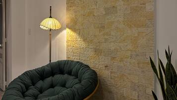 Estúdio Deluxe, banheira adaptada para pessoas com dificuldades motoras | Secretária, Wi-fi grátis, roupa de cama fornecida