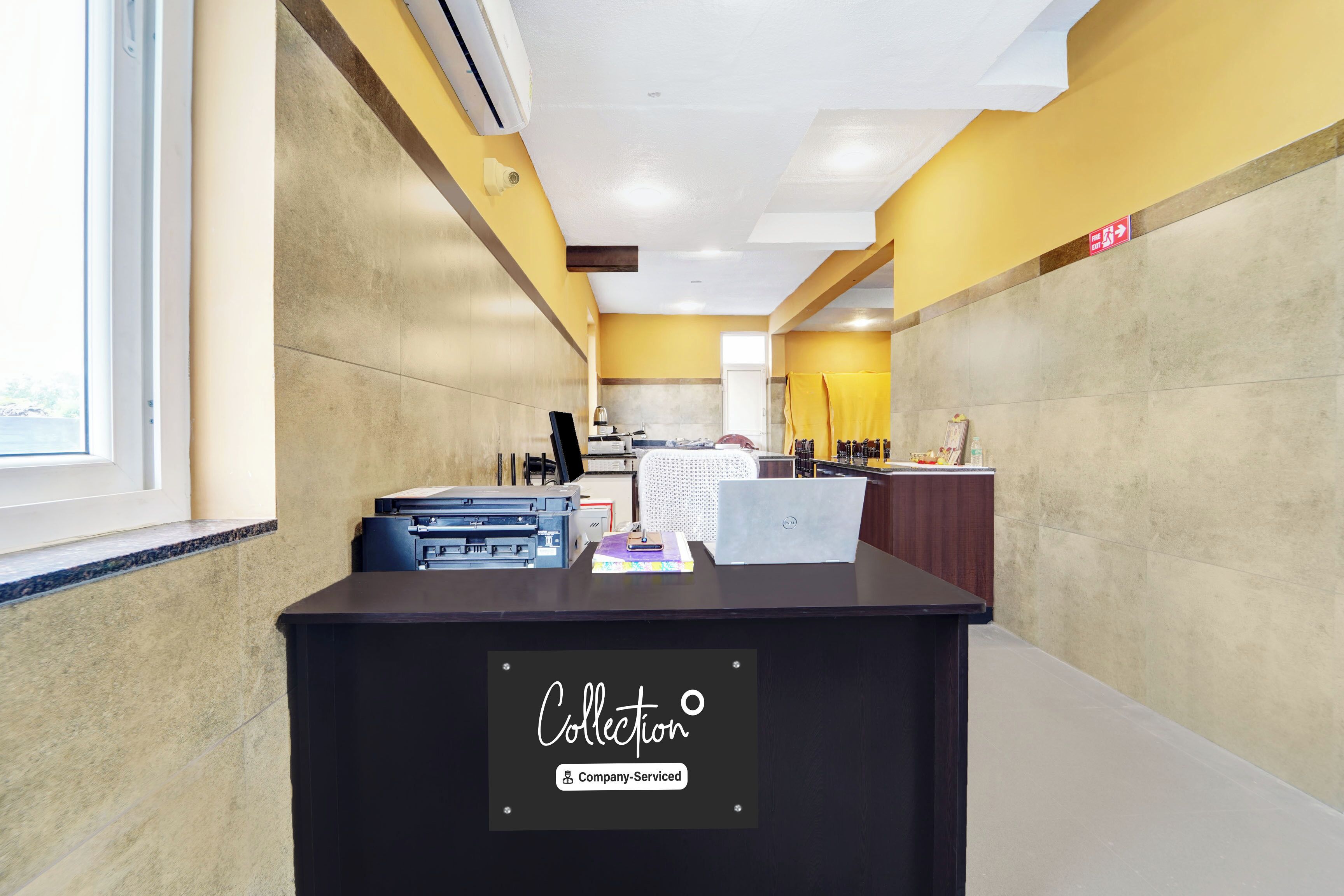 Um balcão de recepção com uma placa indicando que é uma área de serviço da empresa.