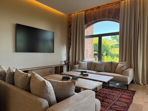 Villa de Luxo, vista para o vale | Sala de estar | Smart TV de 80 cm com canais via satélite 
