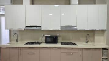 Quarto Individual, Vista para a cidade | Cozinha privada | Um micro-ondas no espaço comum