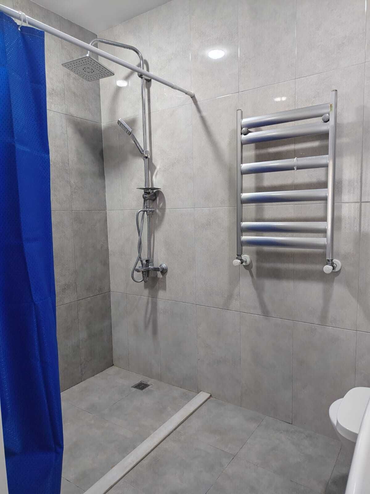 Quarto Individual, Vista para a cidade | Casa de banho | Um polibã, sabão, champô, papel higiénico 