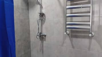 Quarto Individual, Vista para a cidade | Casa de banho | Um polibã, sabão, champô, papel higiénico