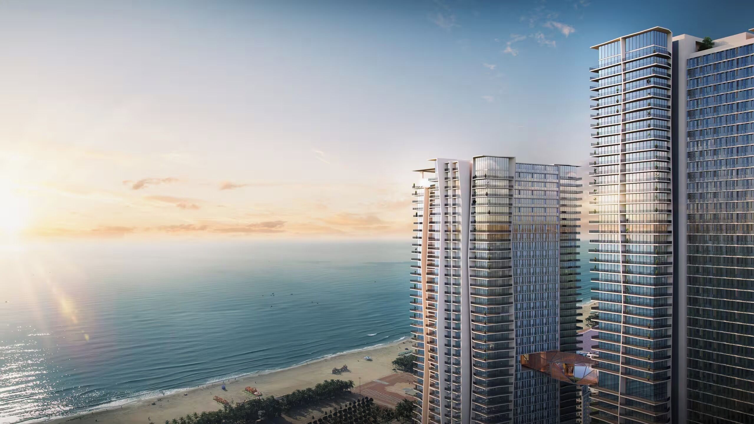 Edifícios altos com vista para o oceano e a praia.