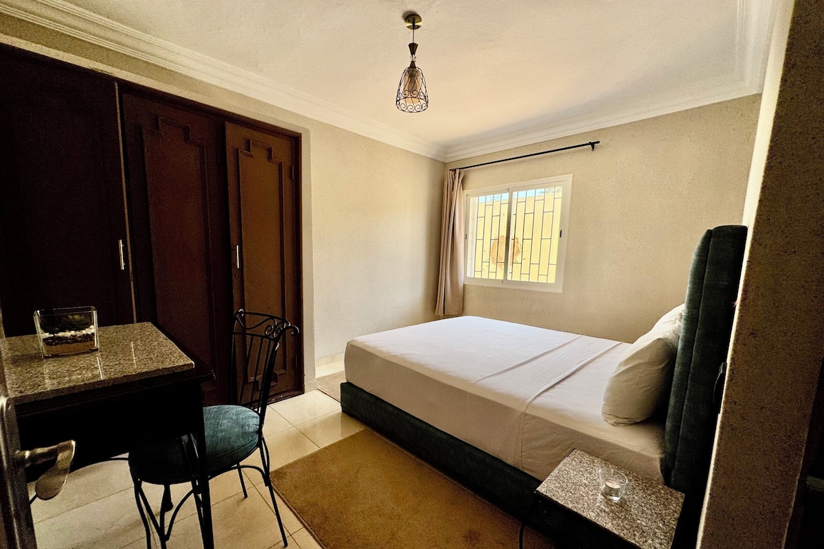 Quarto Duplo Clássico para 1 Pessoa, vista para a piscina | Ferro/tábua de engomar 