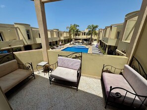Bungalow Clássico, vista para a piscina | Terraço/pátio interior