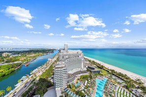 Resort com uma piscina grande, acesso direto à praia e um porto de iates.