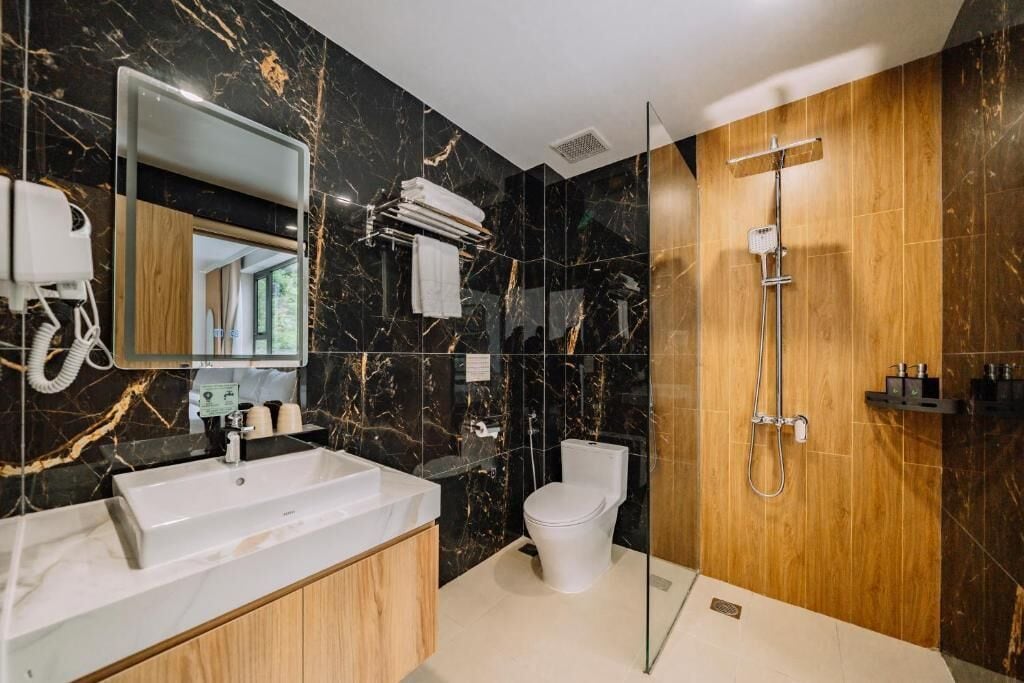 Quarto Twin Deluxe | Casa de banho | Artigos de higiene pessoal grátis, um secador de cabelo 