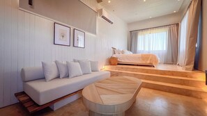 Um quarto moderno com um sofá, uma cama e uma escada.