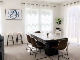 Casa (4 Bedrooms) | Refeições no quarto