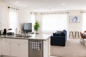 Casa (4 Bedrooms) | Cozinha privada | Cafeteira/chaleira, micro-ondas, fogão, chaleira elétrica