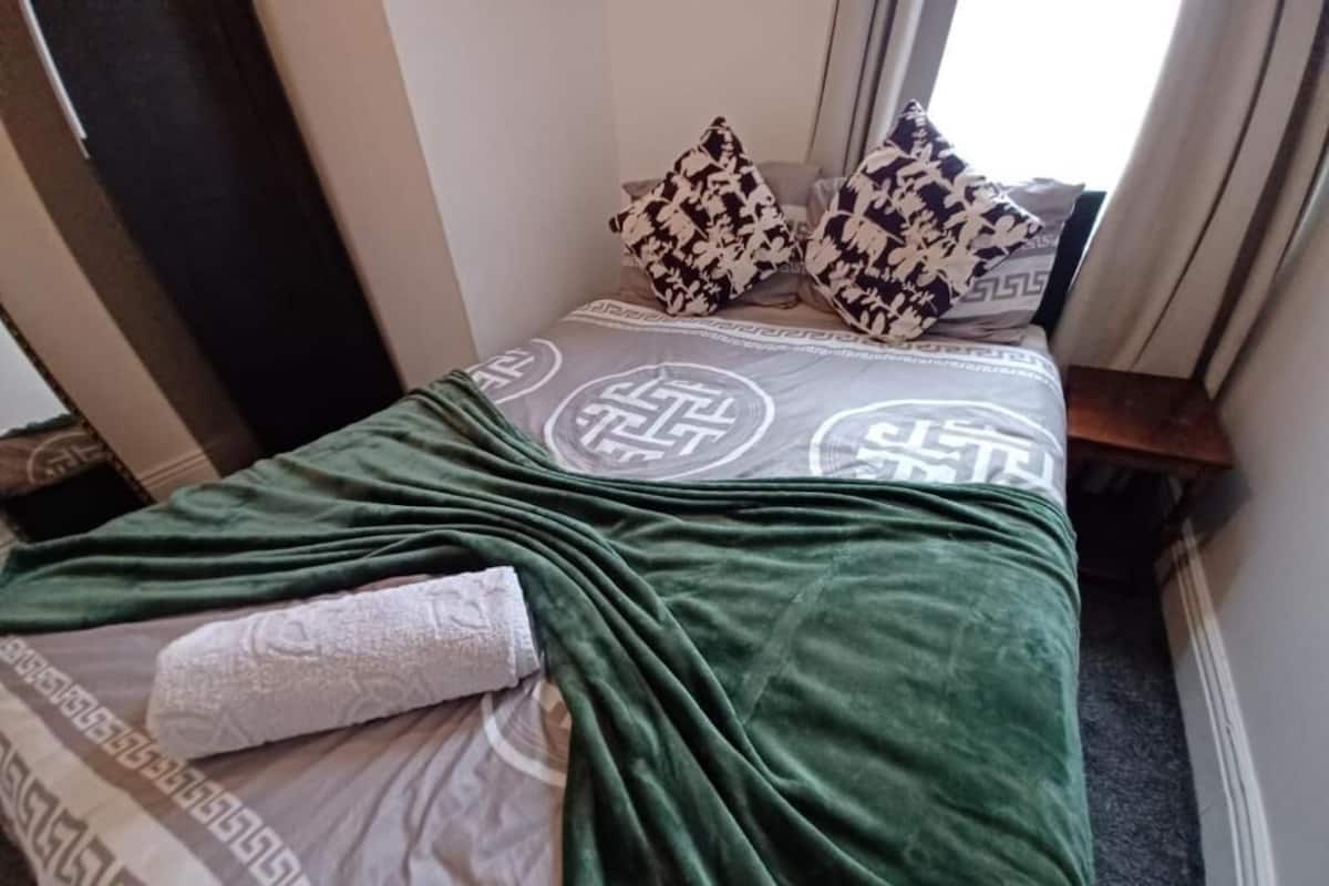 Quarto casal luxo, vista para o jardim | Ferros/tábuas de passar roupa, Wi-Fi de cortesia