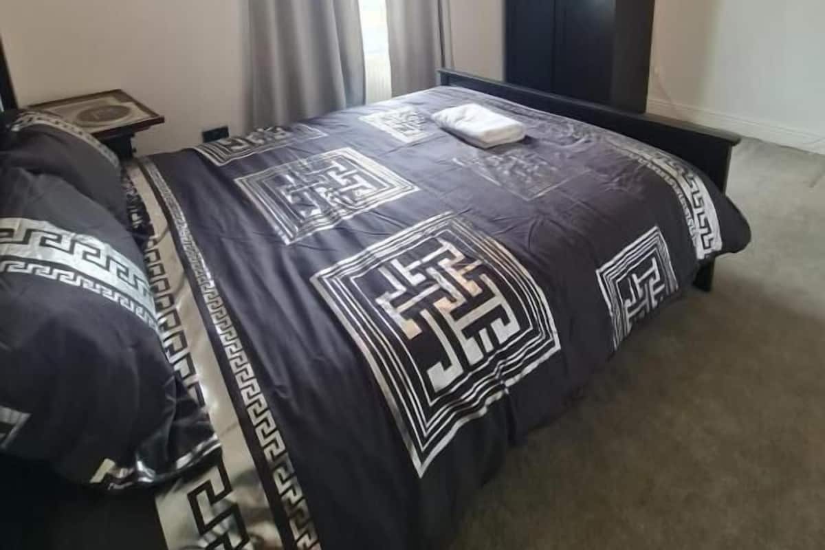 Quarto casal luxo, vista para a cidade | Ferros/tábuas de passar roupa, Wi-Fi de cortesia