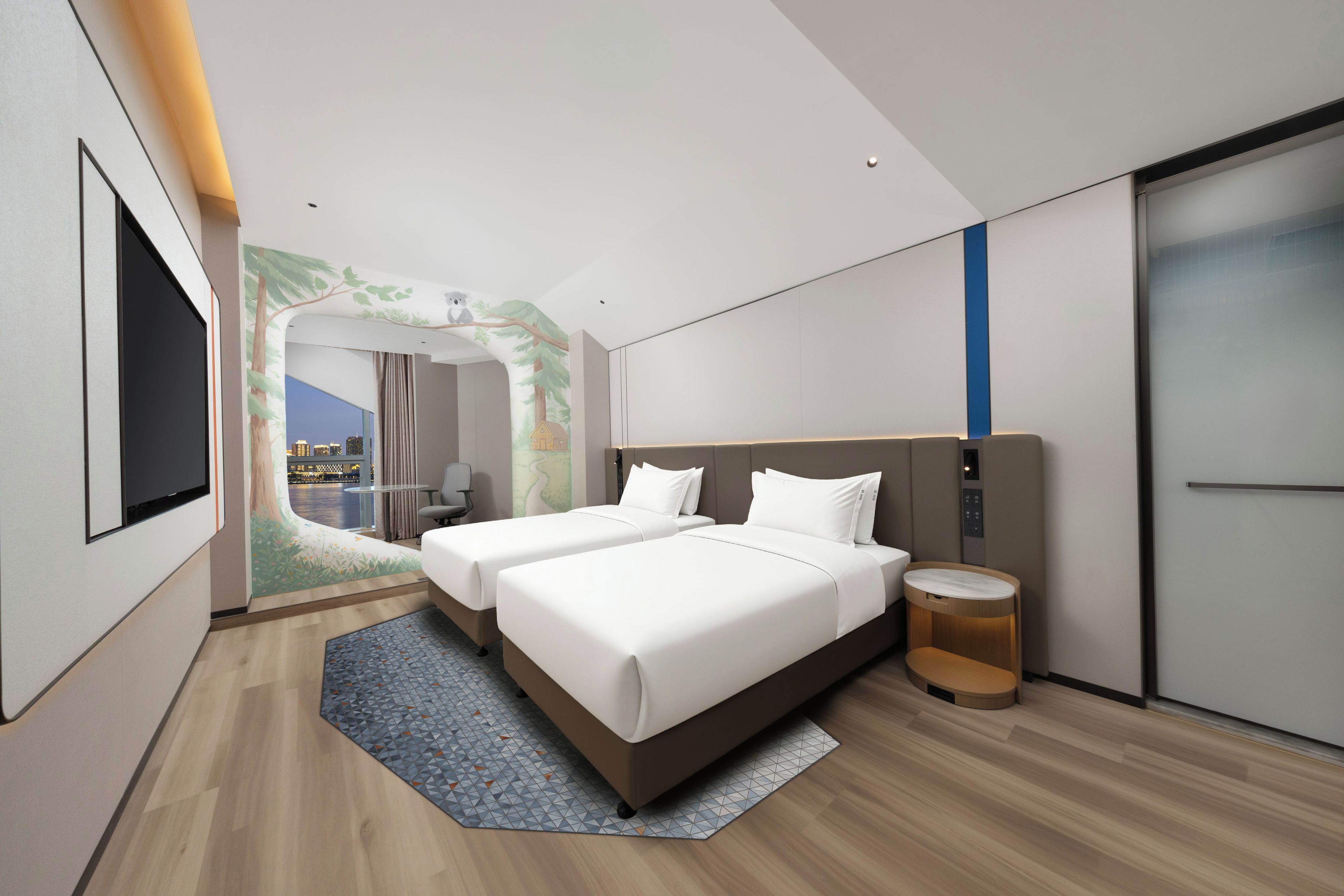 Quarto de hotel moderno com duas camas, TV, escrivaninha e vista para a cidade.