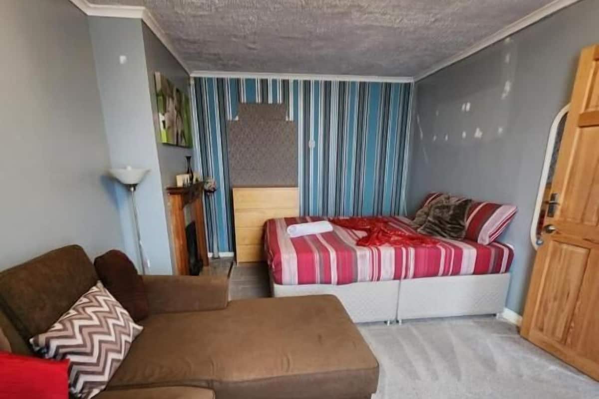 Quarto casal luxo, vista para a cidade | Cortinas blackout, ferros/tábuas de passar roupa, Wi-Fi de cortesia