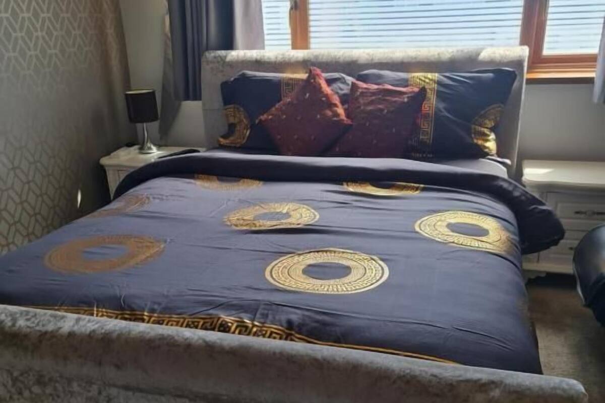 Quarto casal luxo, vista para a cidade | Cortinas blackout, ferros/tábuas de passar roupa, Wi-Fi de cortesia