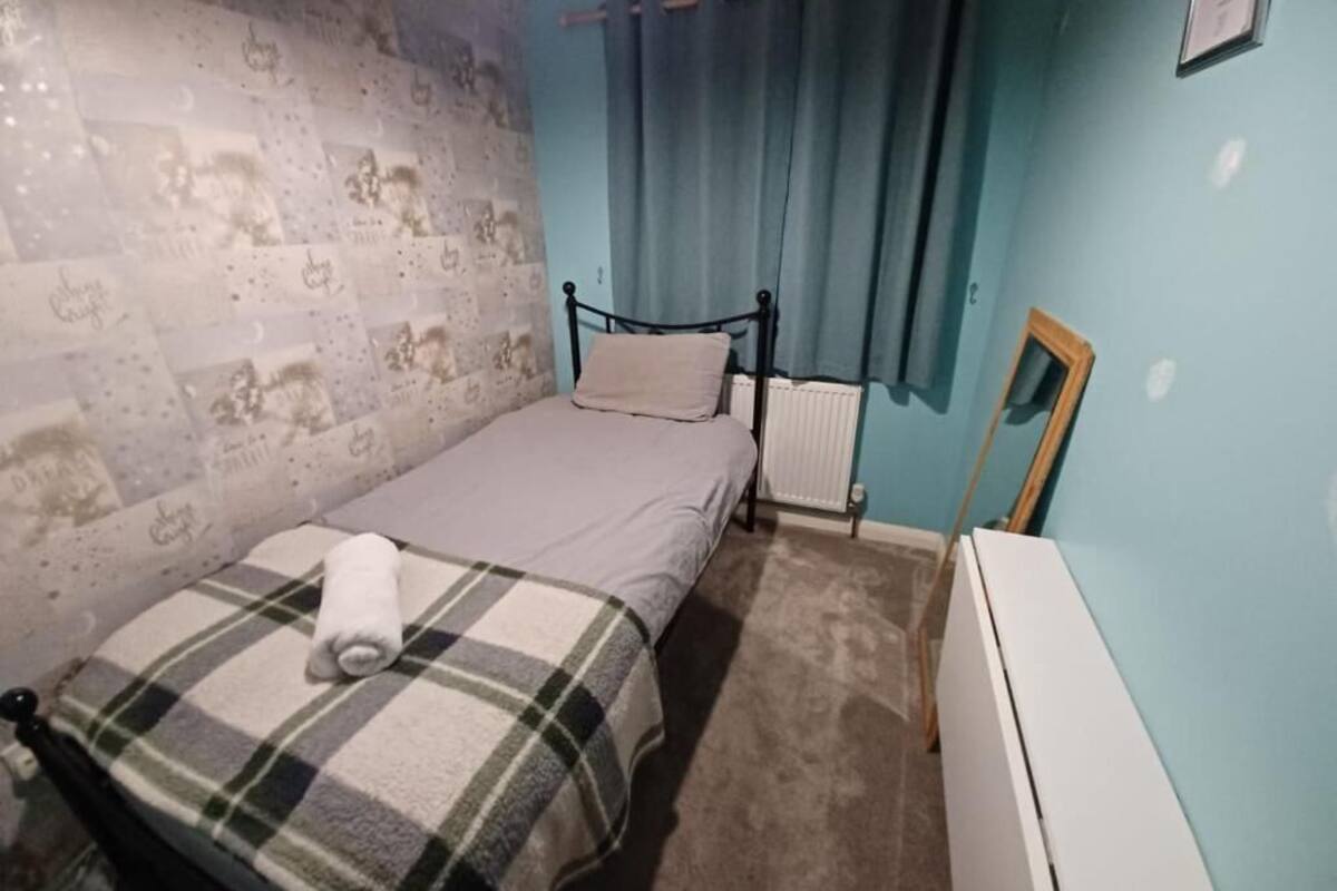 Quarto solteiro luxo, vista para a cidade | Cortinas blackout, ferros/tábuas de passar roupa, Wi-Fi de cortesia