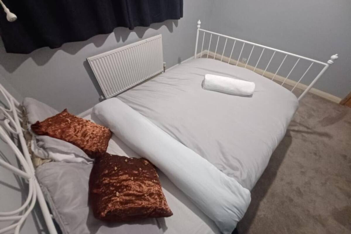 Quarto casal luxo, vista para o jardim | Cortinas blackout, ferros/tábuas de passar roupa, Wi-Fi de cortesia