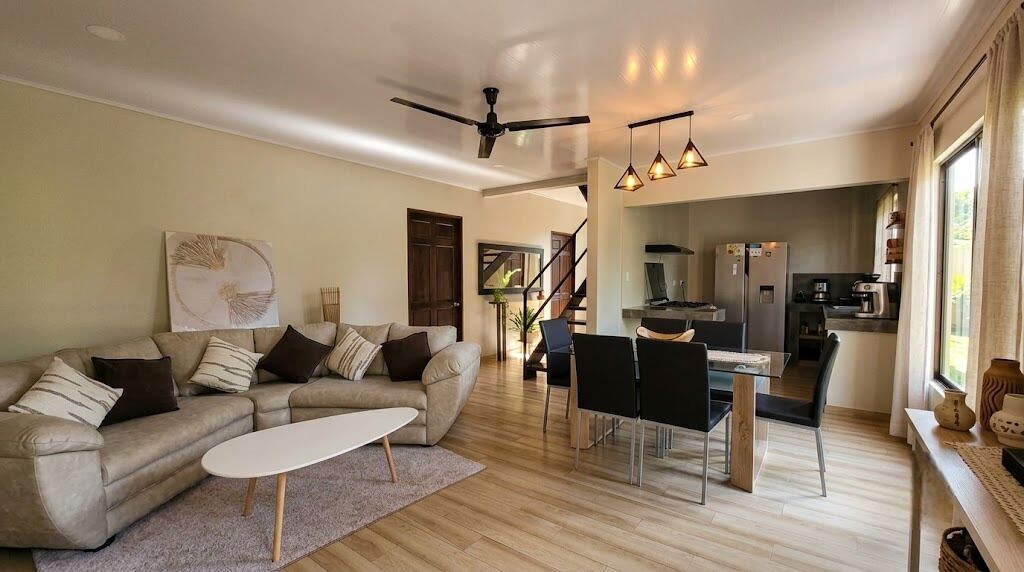 Casa conforto, vista para a montanha | Área de estar | TV de tela plana 55 polegadas com canais digitais