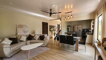 Casa conforto, vista para a montanha | Área de estar | TV de tela plana 55 polegadas com canais digitais