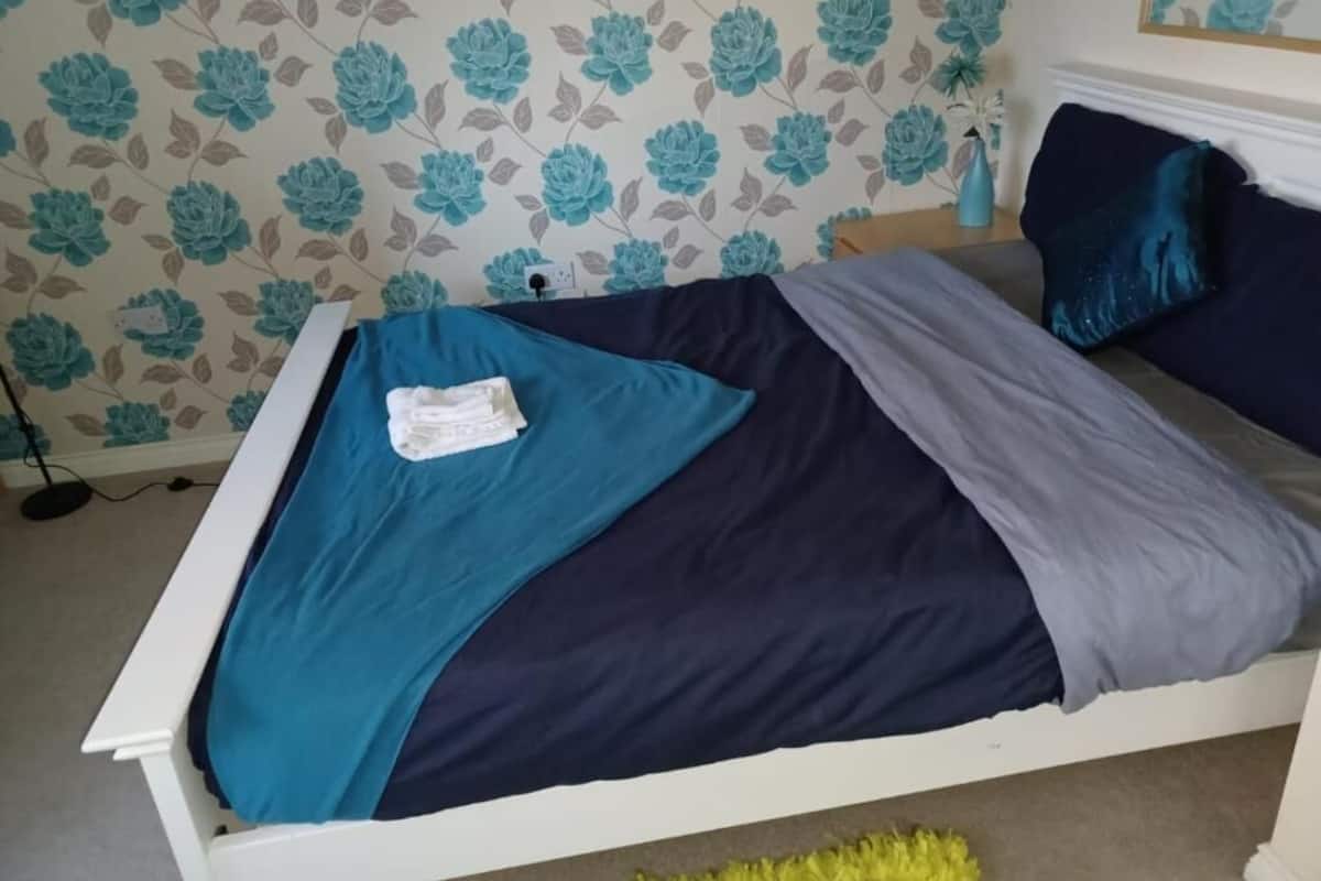 Quarto casal luxo, vista para a cidade | Quartos à prova de som, ferros/tábuas de passar roupa, Wi-Fi de cortesia