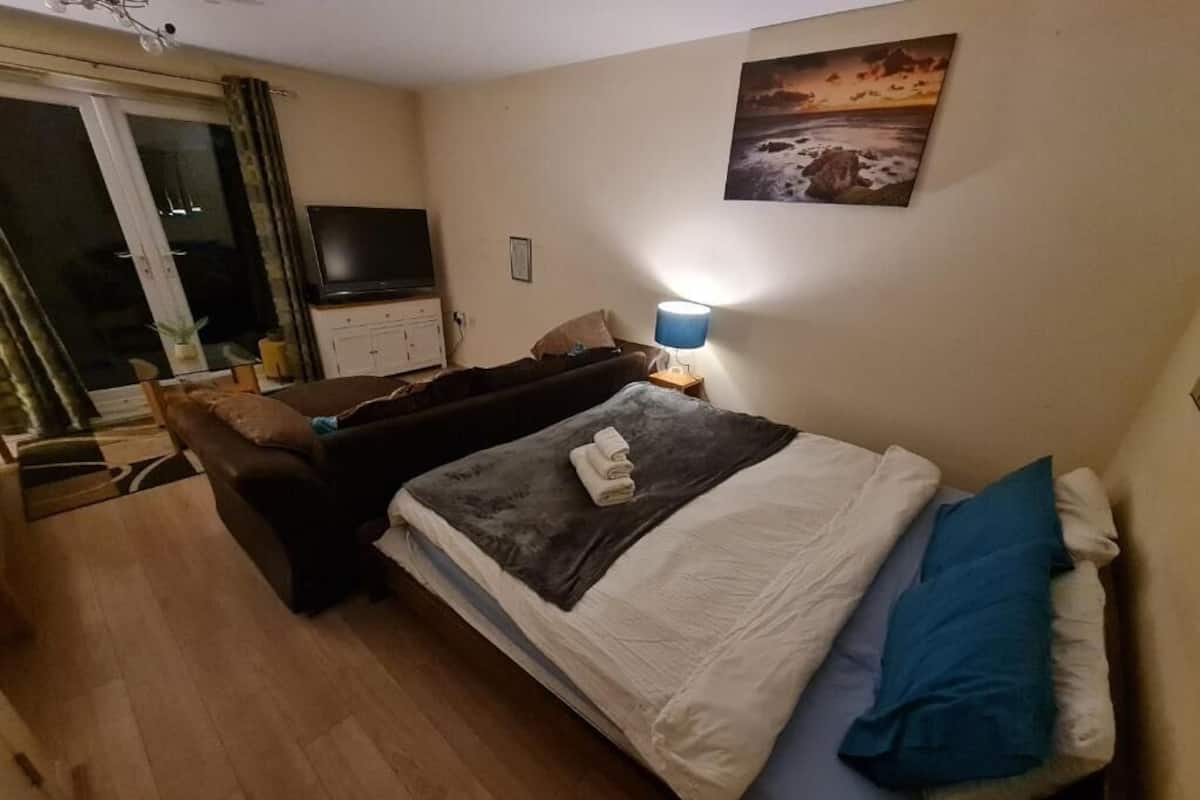 Quarto triplo superior, varanda, vista para o jardim | Quartos à prova de som, ferros/tábuas de passar roupa, Wi-Fi de cortesia