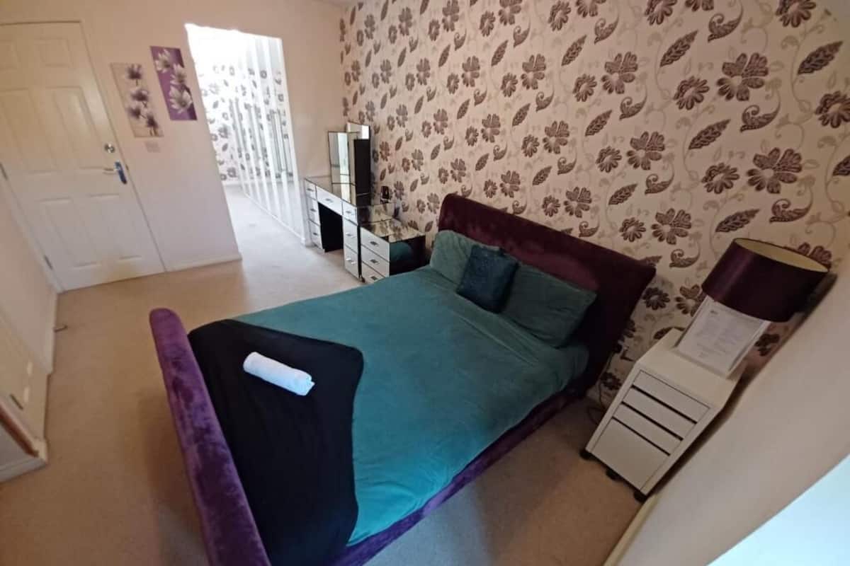 Quarto casal luxo, vista para a cidade | Quartos à prova de som, ferros/tábuas de passar roupa, Wi-Fi de cortesia
