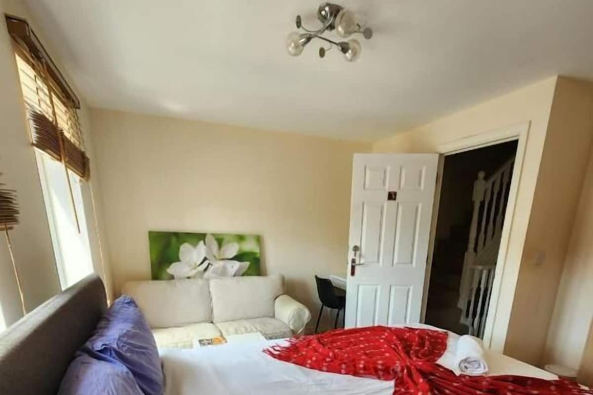 Quarto casal luxo, vista para a cidade | Quartos à prova de som, ferros/tábuas de passar roupa, Wi-Fi de cortesia