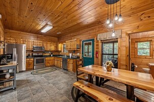 Cabine, várias camas, banheira de hidromassagem grande, vista para a montanha (DogWood Lodge) | Cozinha privada