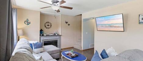 Casa, várias camas (Happier Place) | Área de estar