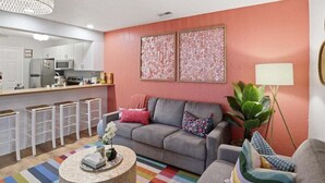 Condo, várias camas (Enchanted Waters) | Área de estar