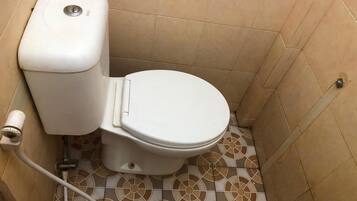 Quarto Duplo Deluxe | Casa de banho | Um polibã