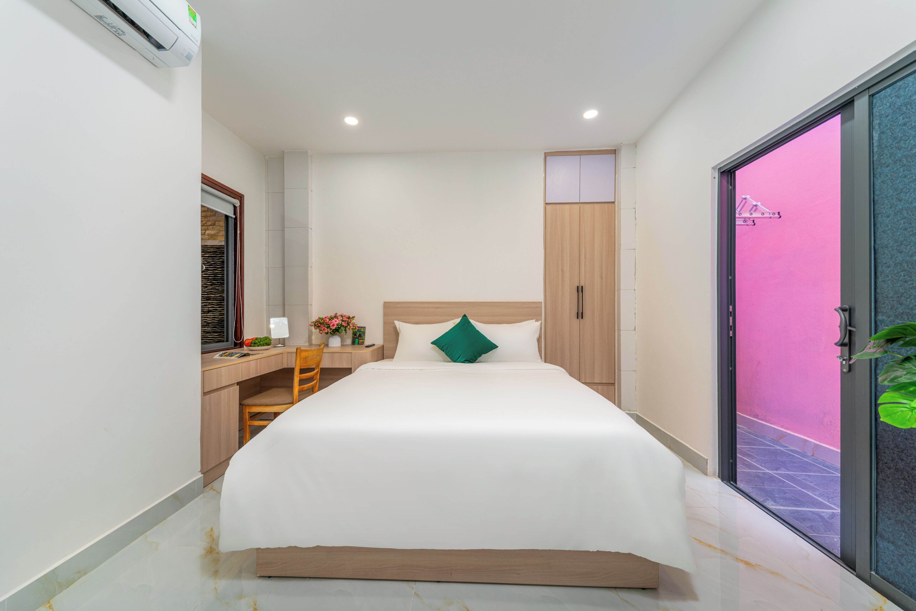 Apartamento luxo, 1 quarto, vista para o jardim, no pátio | Roupas de cama premium, camas com colchões pillow-top, frigobar
