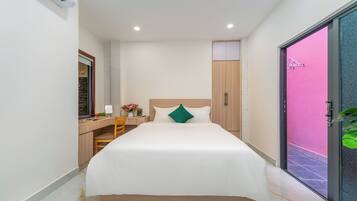 Apartamento luxo, 1 quarto, vista para o jardim, no pátio | Roupas de cama premium, camas com colchões pillow-top, frigobar