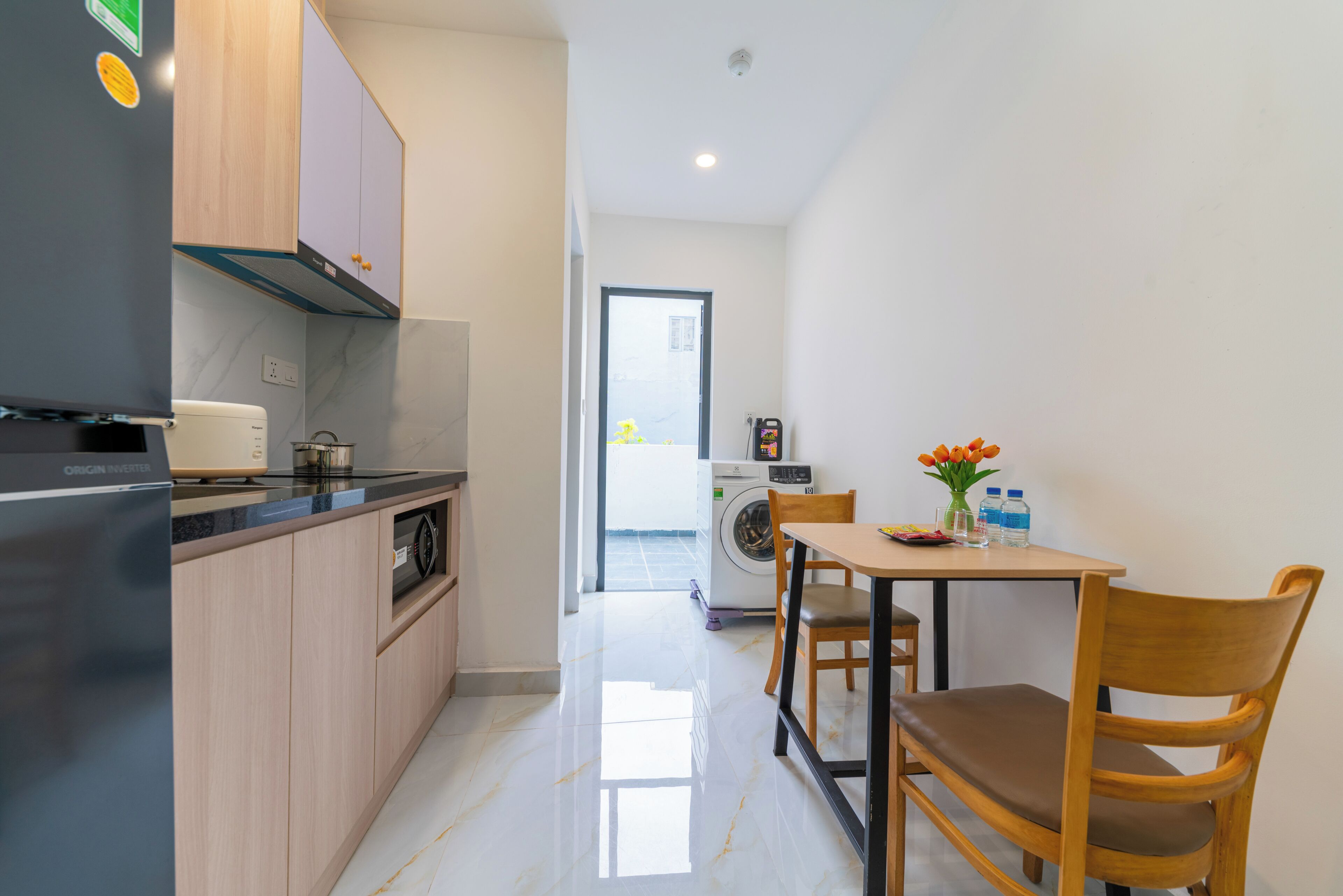 Apartamento premier, sacada, vista para a cidade | Cozinha privada | Geladeira, micro-ondas, cooktop, chaleira elétrica