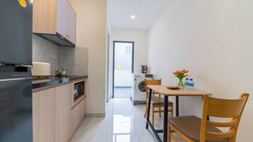 Apartamento premier, sacada, vista para a cidade | Cozinha privada | Geladeira, micro-ondas, cooktop, chaleira elétrica