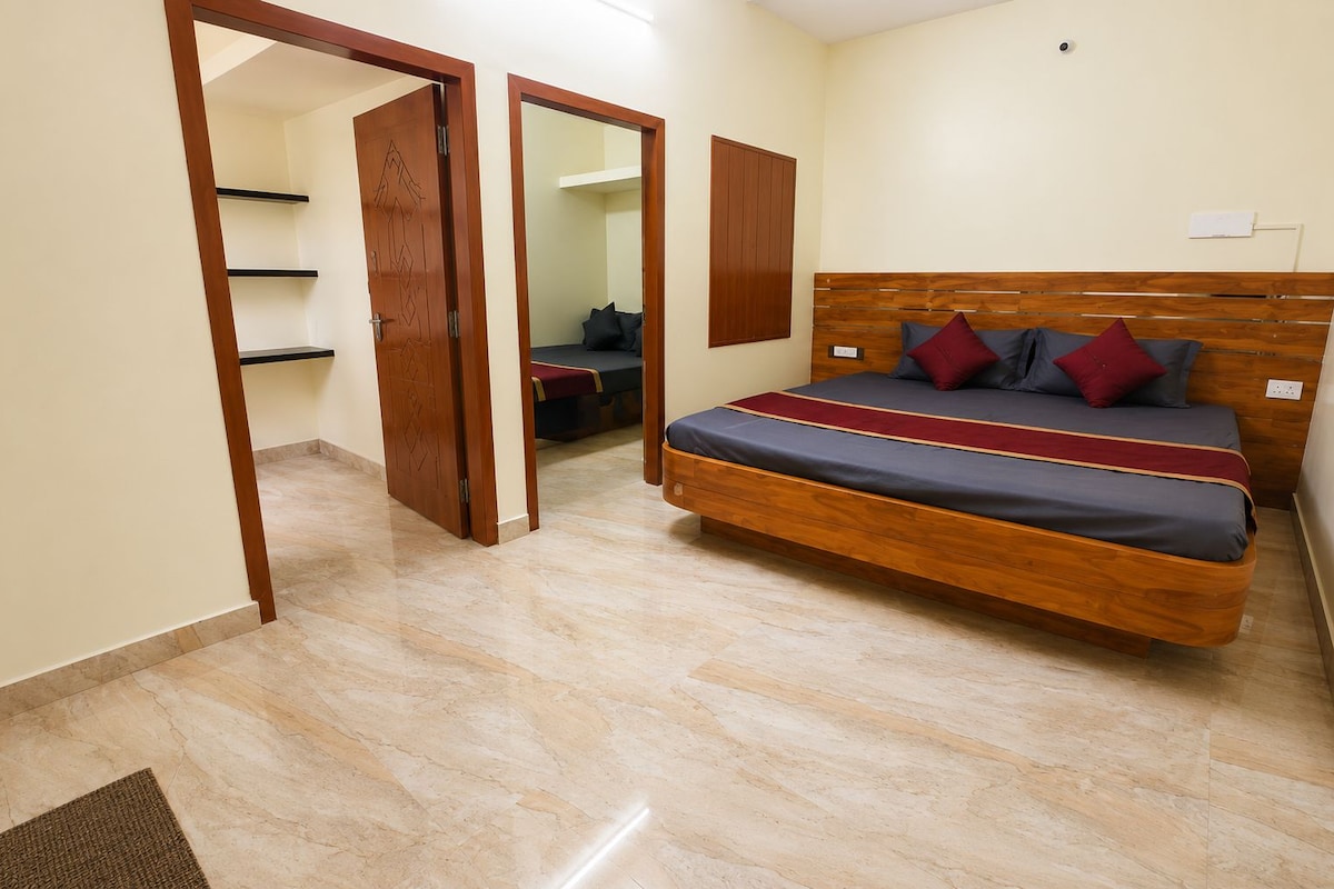 Quarto com cama de madeira, guarda-roupa e espelho.