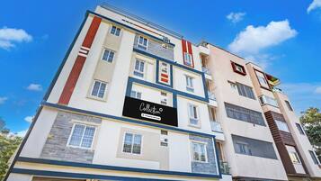 Um edifício de vários andares com uma placa indicando 'Empresa de Cobrança-Serviçada'.