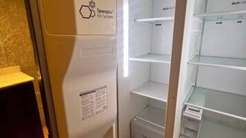 Apartamento Familiar | Cozinha privada | Um frigorífico/congelador grande, um micro-ondas, Congelador