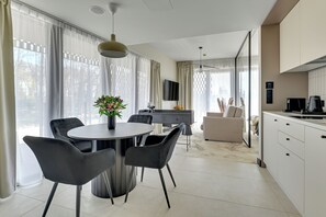 Apartamento Superior, varanda, vista para o parque | Sala de estar