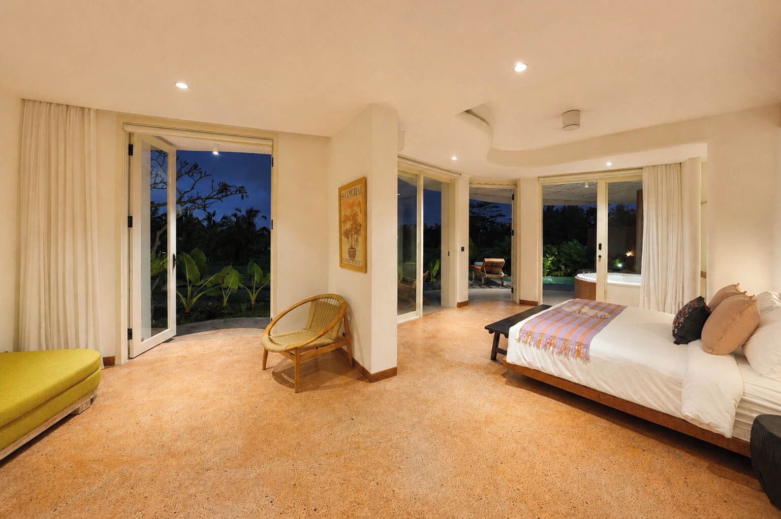 Quarto com cama, uma cadeira e vista para o exterior.