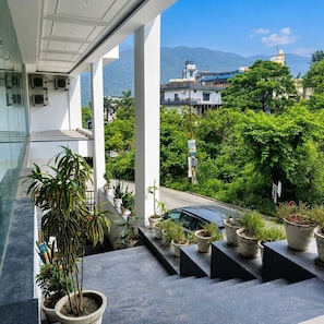 Quarto Duplo ou Twin, varanda, vista para o jardim | Terrenos do alojamento