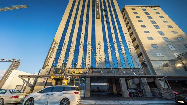 Um hotel com design moderno, destacando um padrão de listras verticais na fachada.