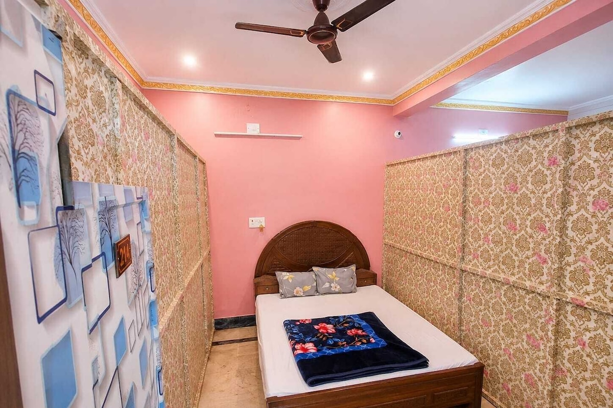 Quarto econômico | Roupas de cama premium, edredons de pluma, escrivaninha