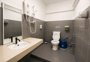 Casa de banho moderna com lavatório duplo, sanita e zona de duche.