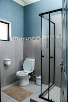 Quarto duplo, sacada, vista para a piscina | Banheiro