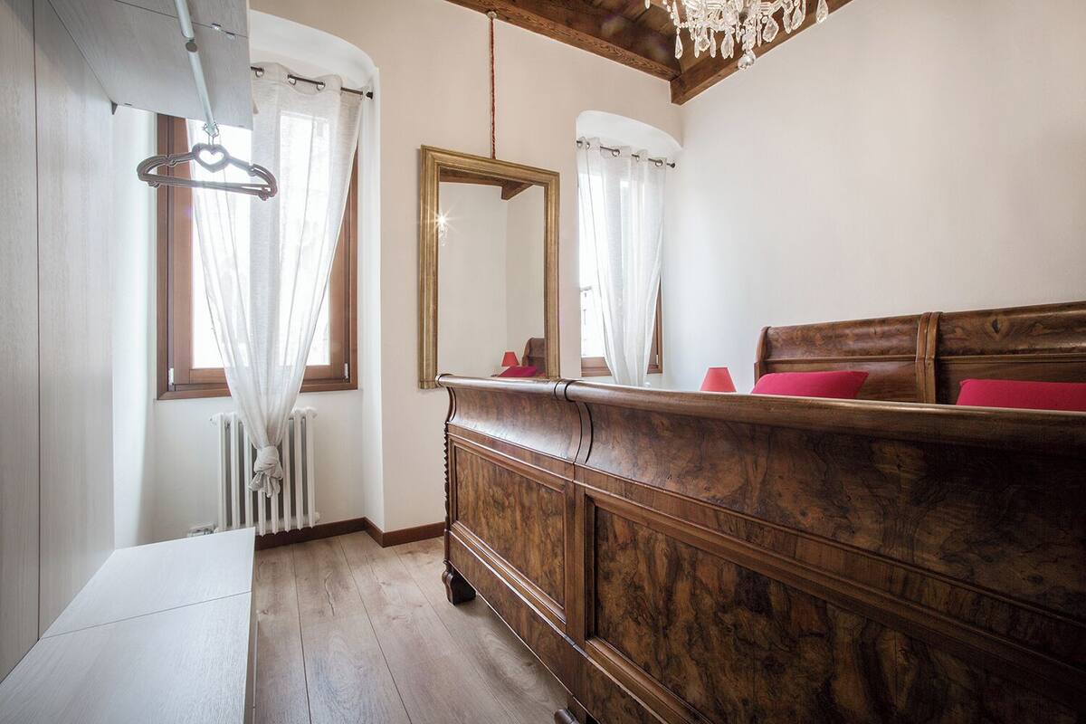 Apartamento superior, vista para a cidade | Roupas de cama premium, cofres nos quartos, quartos à prova de som