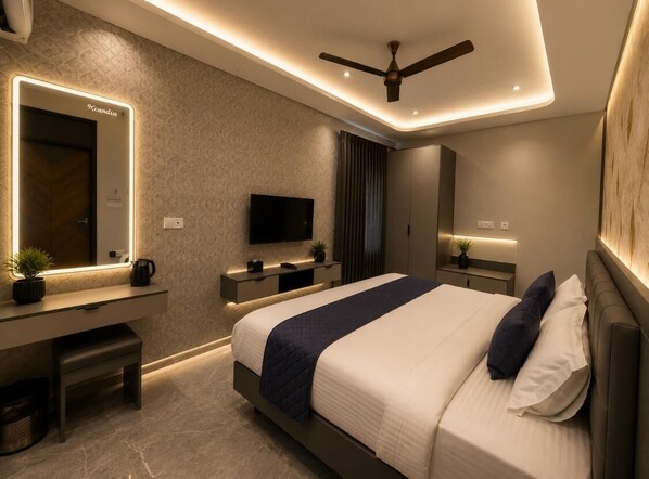 Um quarto moderno com cama, mesas de cabeceira, televisão e ventoinha no teto.